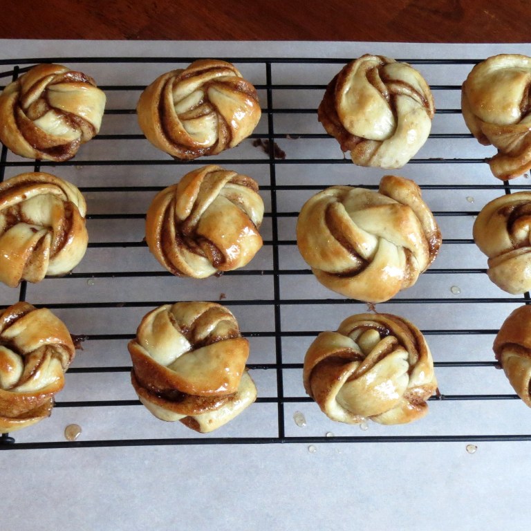 Easy Cinnamon Twist Knots – Rumbly in my Tumbly