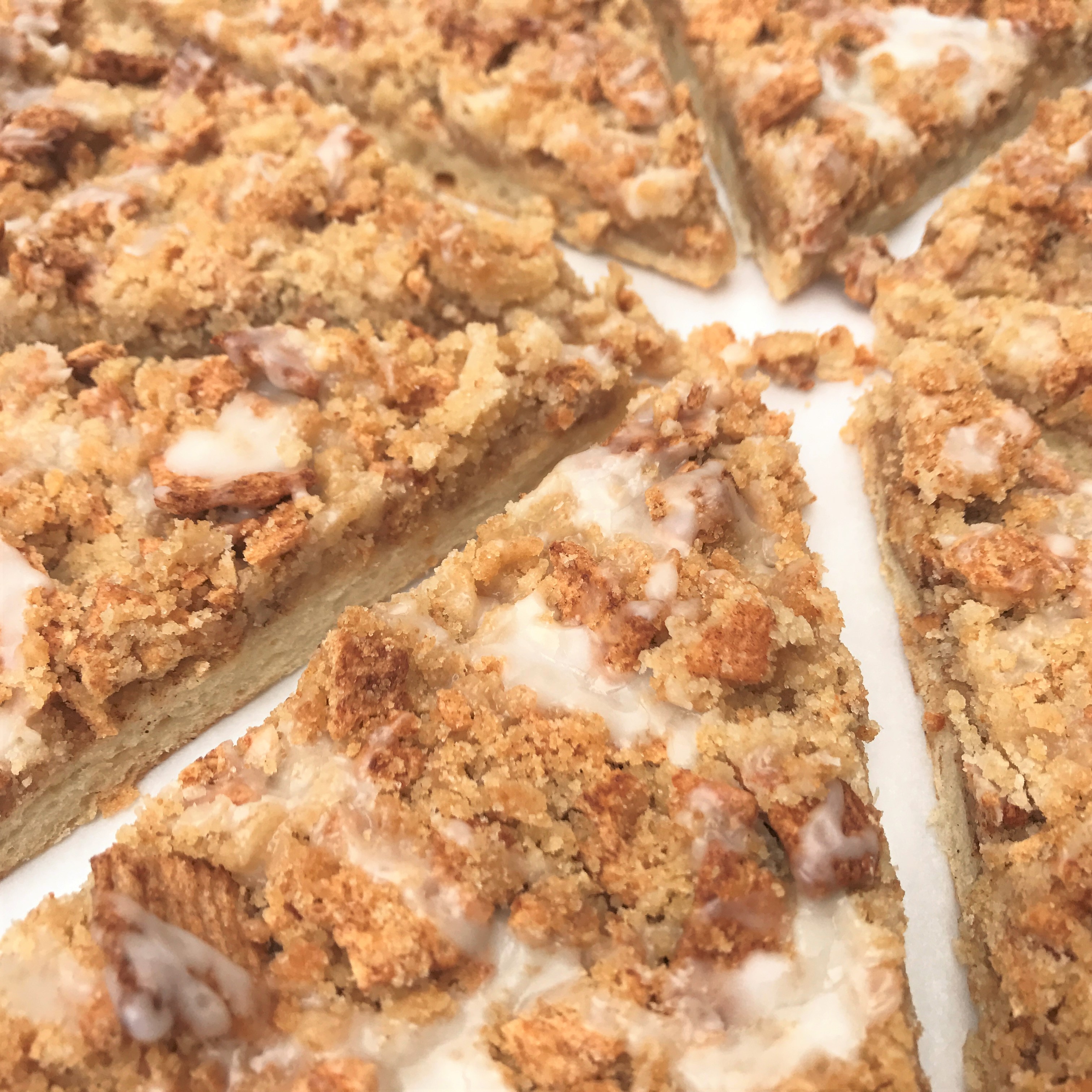Cinnamon Toast Crunch Dessert Pizza – Rumbly in my Tumbly